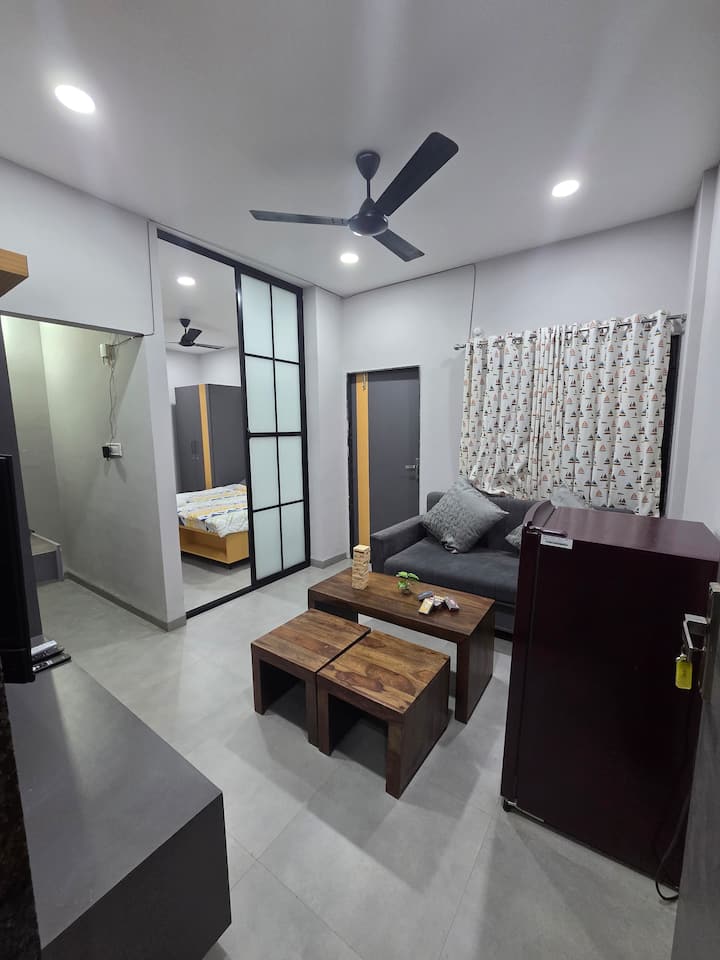Garden View 1bhk Flat Near Lig Square - Indore