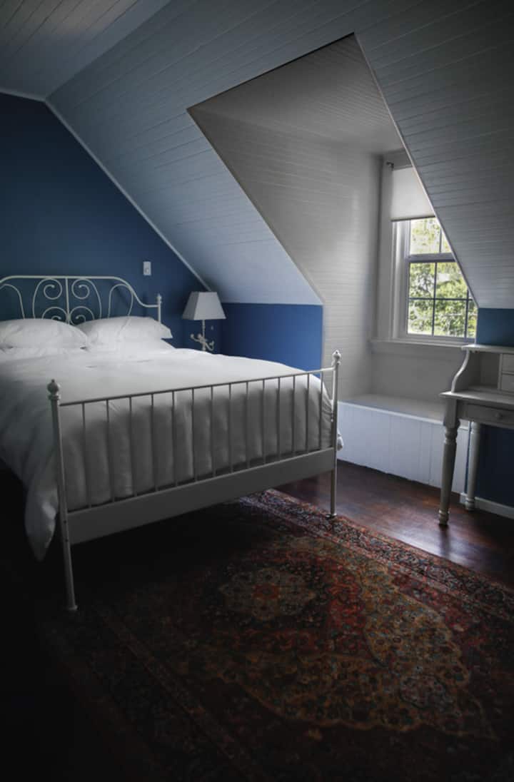 Cozy Queen - Clawfoot Tub - Historic Coastal Inn - Long Beach, WA