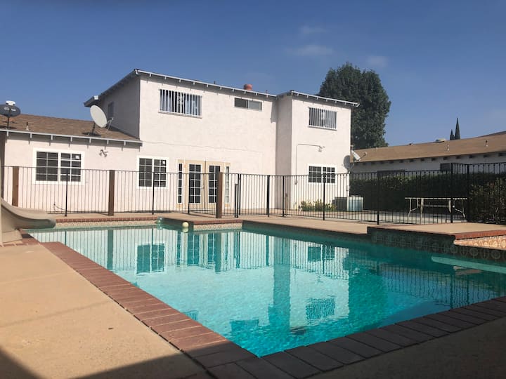 Large 4 Bedroom / 3 Bathroom With Large Pool. - Los Angeles, CA