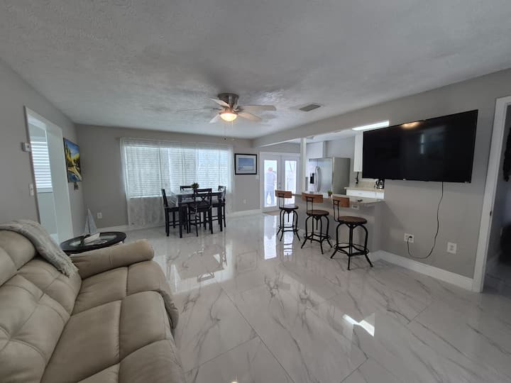 2 Bedrooms Apt, Water View In Great Location! - Stuart, FL