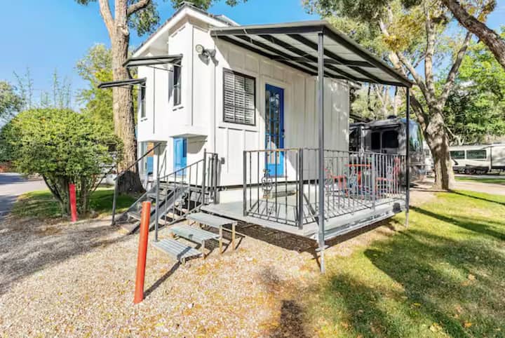 Charming Tiny House W/ Covered Porch – Draper - Sandy, UT