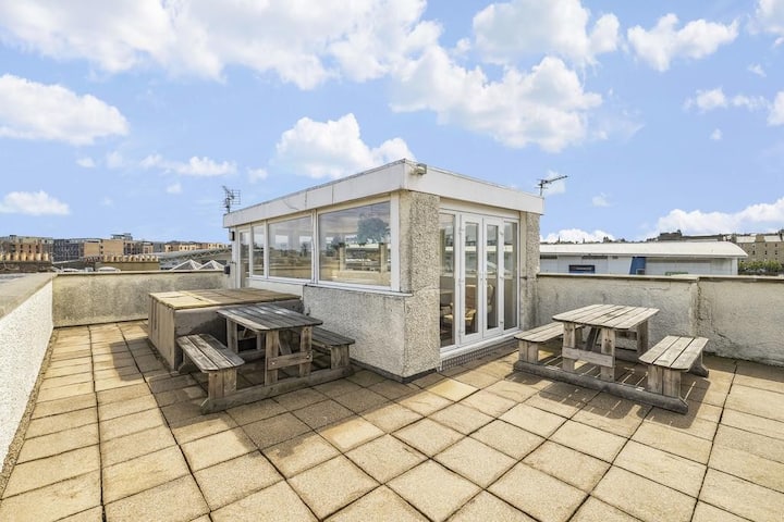 Sunny Top Floor Flat With Pool/gym/sauna - 