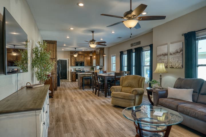 Classic Conway Family Home W/ King &
Game System - Conway, AR