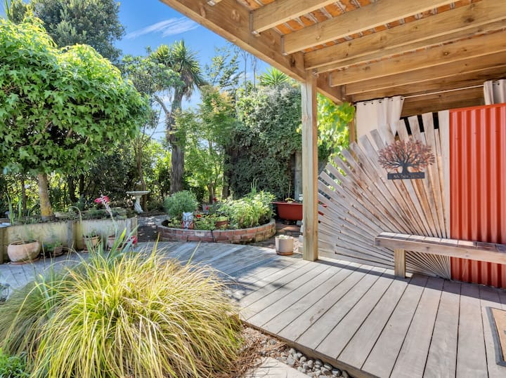 Coastal Calm Suite | Sheltered Garden Setting - Lyttelton