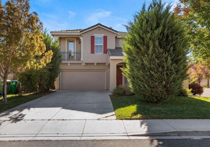 Modern Garden Escape – Sleeps Large Groups - Reno