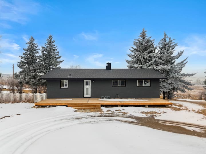 Private 5br Acreage | Sleeps 11 | Pets | Events - Okotoks