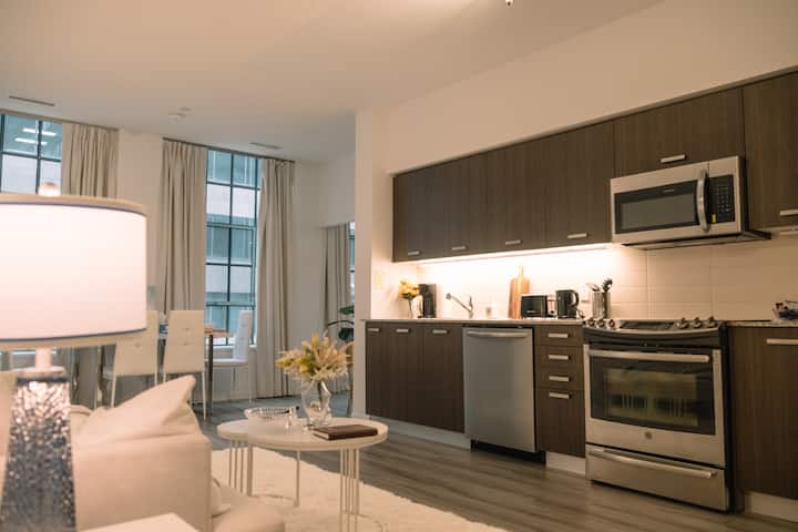 All-new Spacious 2br 2ba+free Parking - Toronto