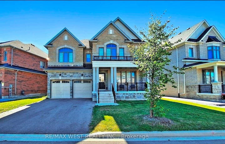 Large 4br Home | Quiet Area - Newmarket