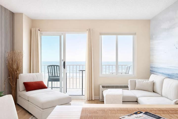 Boardwalk Oceanfront Condo With Panoramic Views - Virginia Beach, VA