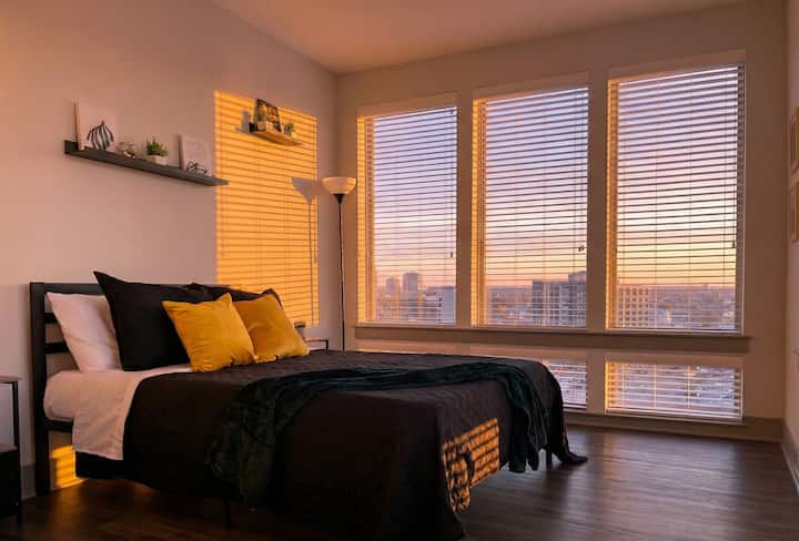 H Street Penthouse Private Balcony | Union Station - Takoma Park, MD