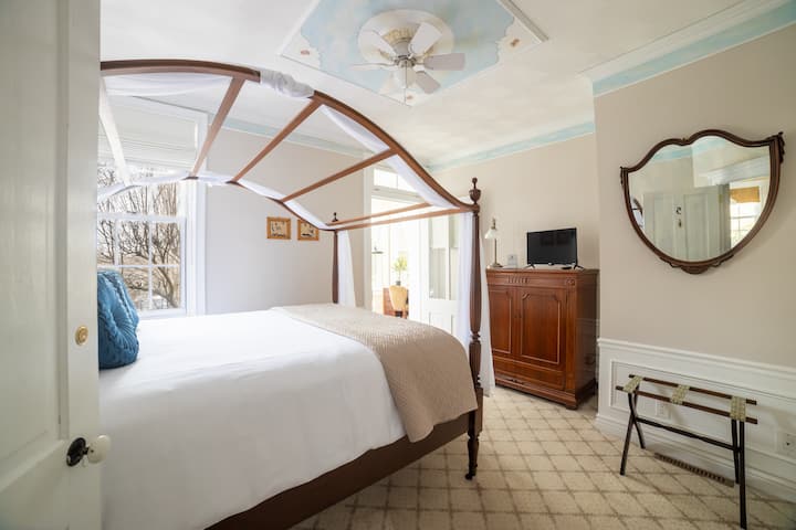 Suite 5 - Miss Murphy's High Street Inn - Galena, IL