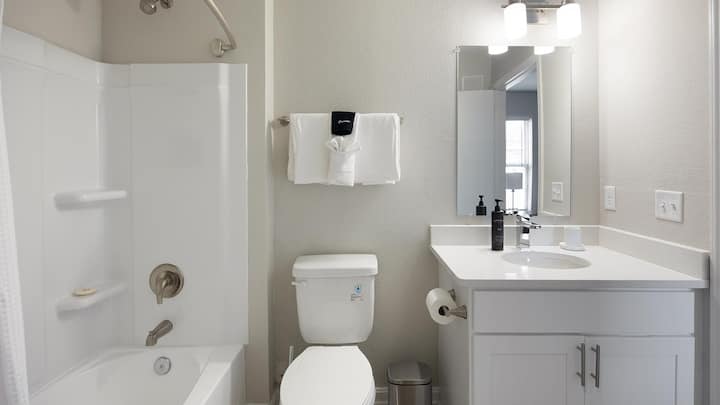 Landing | Stunning 2bd, Gym, Game Room - Charlottesville, VA