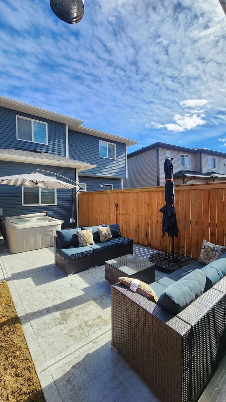 Chic Modern Home | Hot Tub | Close To Airport - Calgary