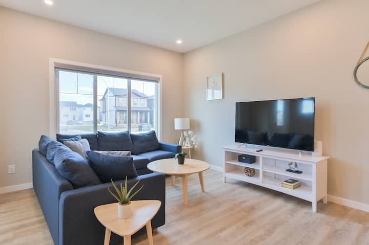 Chic Modern Home | Hot Tub | Close To Airport - Calgary