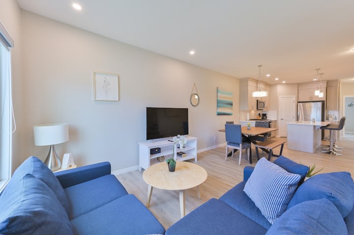 Chic Modern Home | Hot Tub | Close To Airport - Calgary