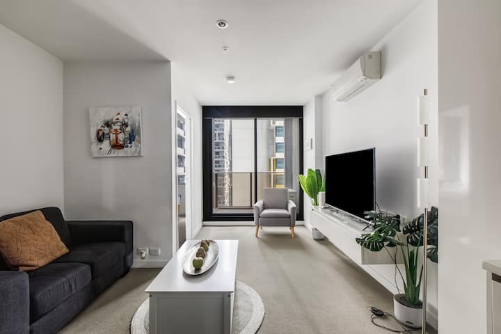 Metro Muse—minimalist Chic For Couples In Cbd - Melbourne