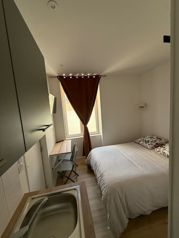 Studio - Esprit Chambre D’hôtel En Plein Centre - Mervent