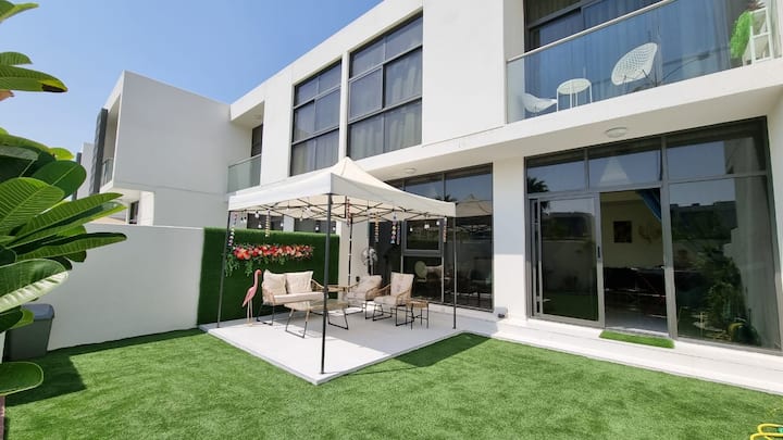 Luxurious 3-bedroom Villa In Damac Hills 2 - Dubaï