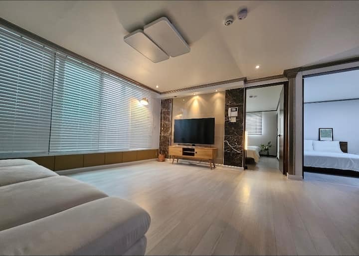 성심당.용문역.단체.가족.
복층독립공간.3룸.화2.
퀸베드5개.넓은거실.
둔산5분.주차가능 - Daejeon