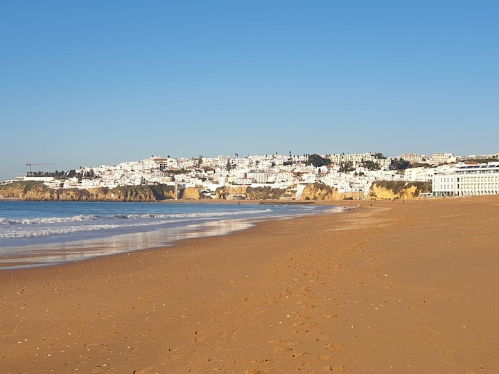 Triple-storey Beach Haven With Ocean View + Bbq - Albufeira