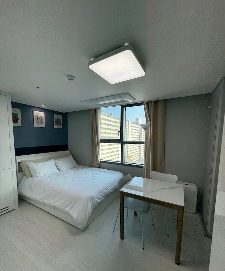 동해 파인앤유오션시티 1110호 사이드오션뷰(2월 All 새제품 ) 책상, 의자 - Donghae-si