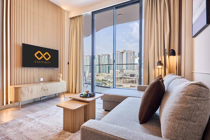 Calm Oxford Gardens Escape With Pool & Gym - Dubai