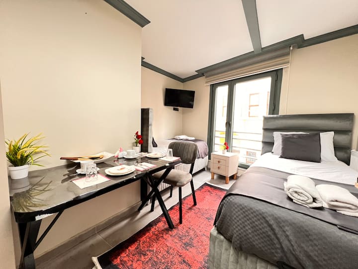 Modern Comfort: Bright Studio - Istanbul