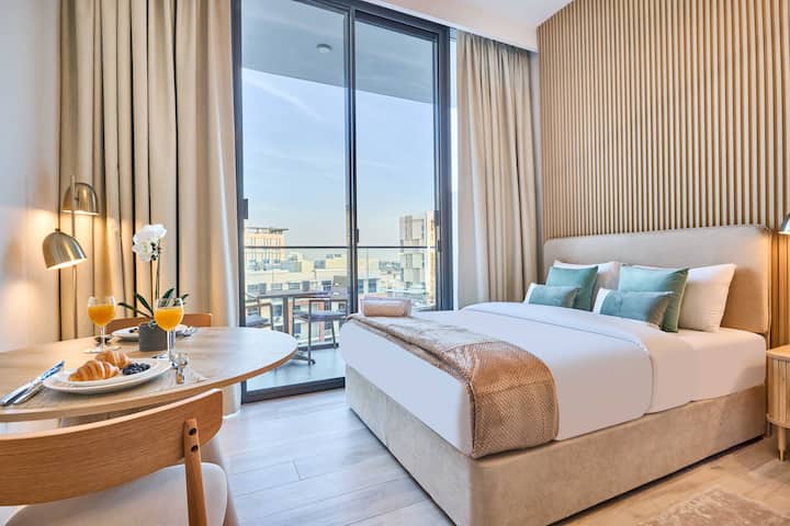 Bright Oxford Gardens Stay With Pool & Gym - Dubai