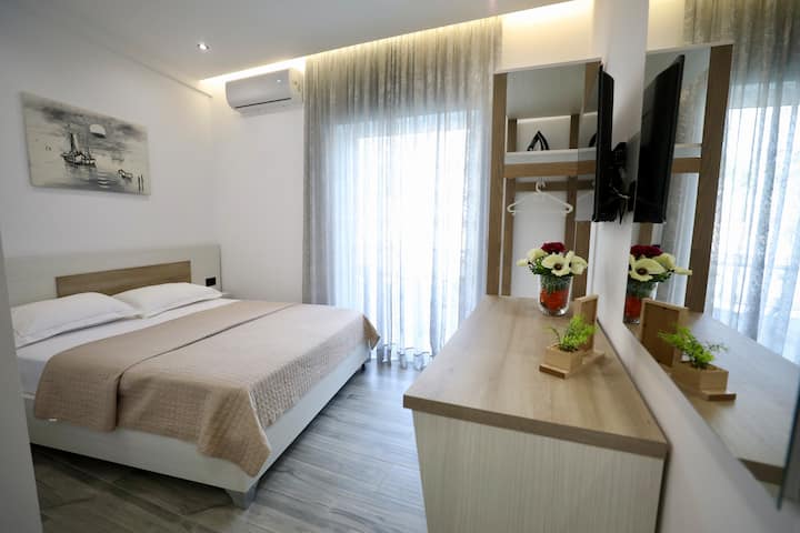 Private Double Room With Balcony & Breakfast. - Saranda