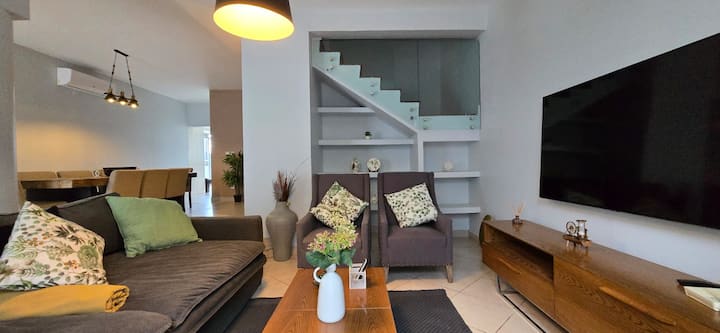 Golden Sands: Upscale Retreat By The Beach - Maputo