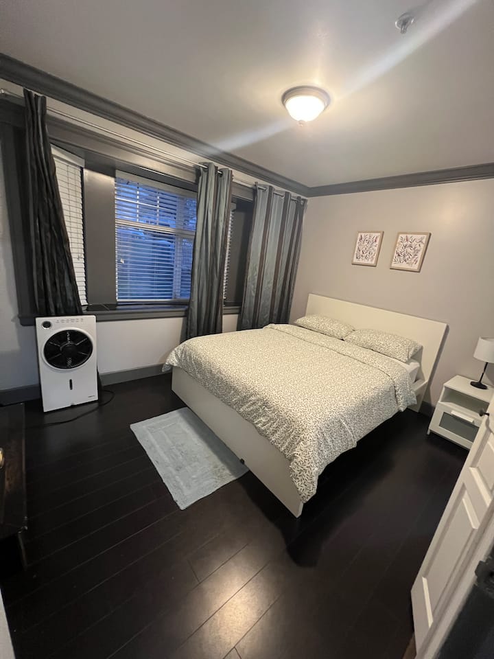 Cozy 2 Bedroom/ 15 Minutes To Downtown - Burnaby