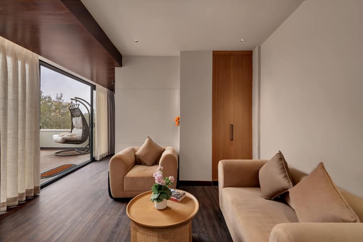 Albergo Penthouse With Private Deck - India