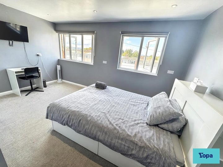 Bedroom 1 En-suite Bathroom With Parking And Wifi - Bridgwater