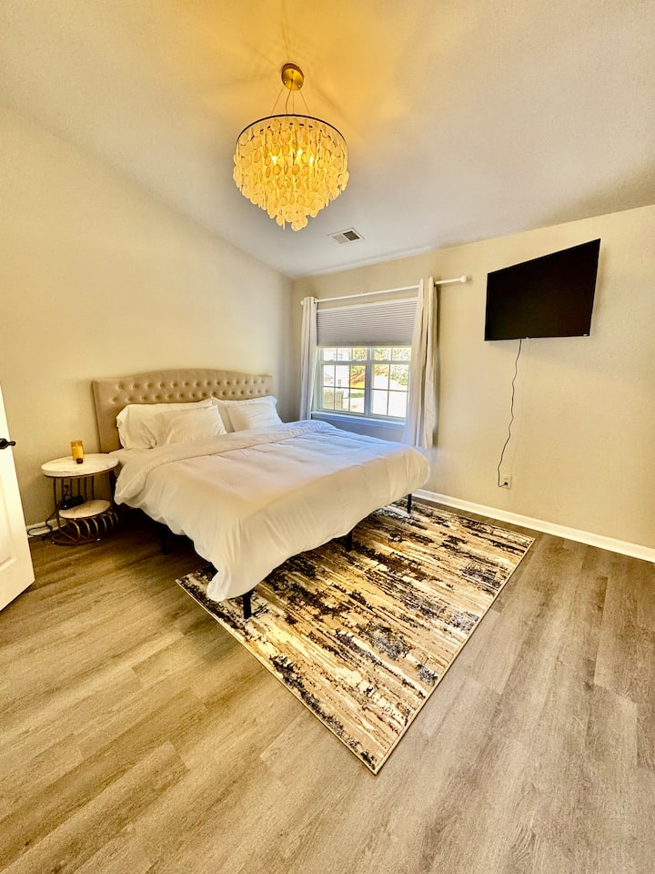 Modern Entire House For 6 Guest At University City - SEA LIFE Charlotte-Concord