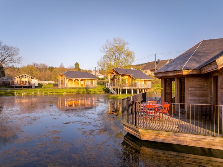 Happiness : Une Cabane Posée Sur L'eau En Ardenne - Belgique