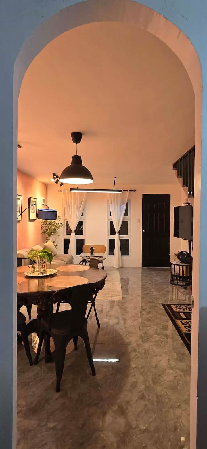 Home With A Stunning Lake View And Golden Sunsets. - Pili