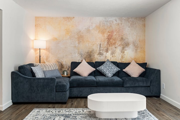 5br Townhome | Walk To Stadium + Downtown - South Bend, IN