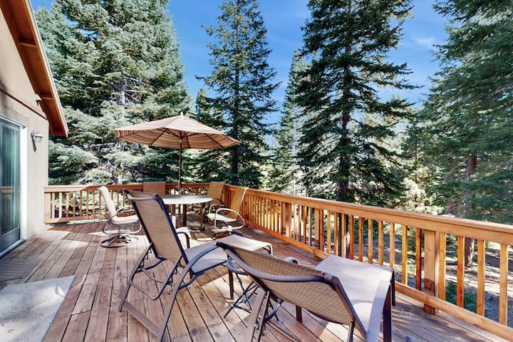 Updated Retreat W/ Fireplace, Deck Near Dining - Truckee, CA
