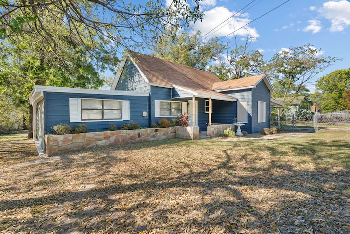 The Bluebird Bungalow - Near Weatherford Square! - Weatherford, TX