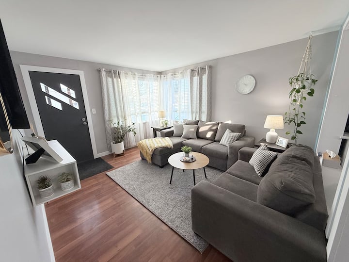 Bright + Cozy 2 Bedroom Northern Retreat + Hot Tub - 