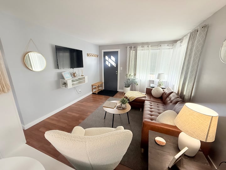 Bright + Modern 2 Bedroom Retreat + Hot Tub -