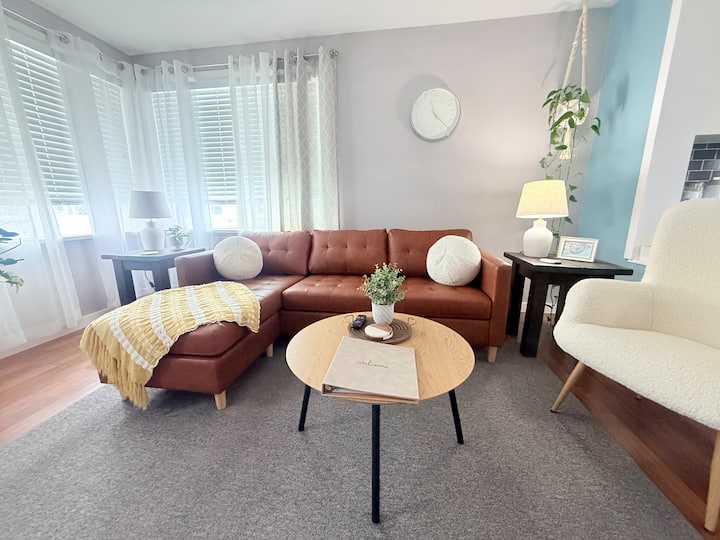 Bright + Modern 2 Bedroom Retreat + Hot Tub - Thunder Bay