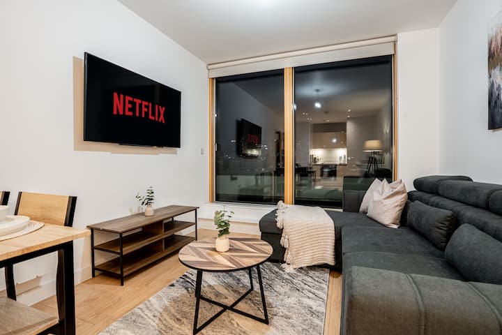 1br City View Flat W/parking | Sleeps 4 - London