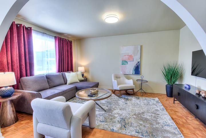 Comfortable 2br: Fast Ev Charger & 2 Parking Spots - Montreal