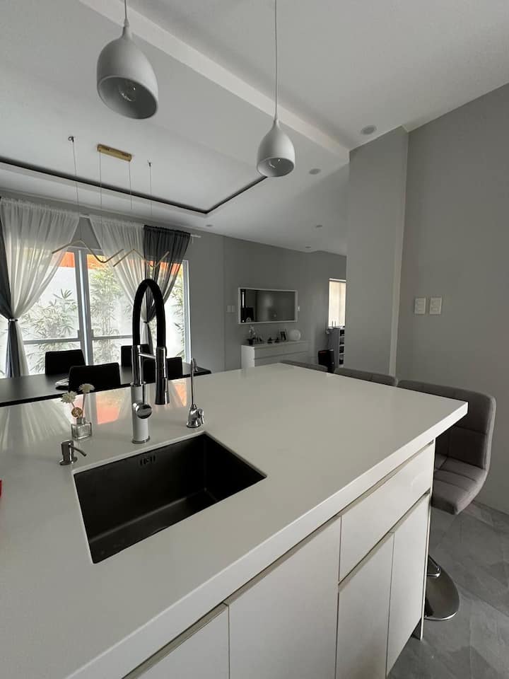 Modern Minimalist House With Overlooking View - Angono