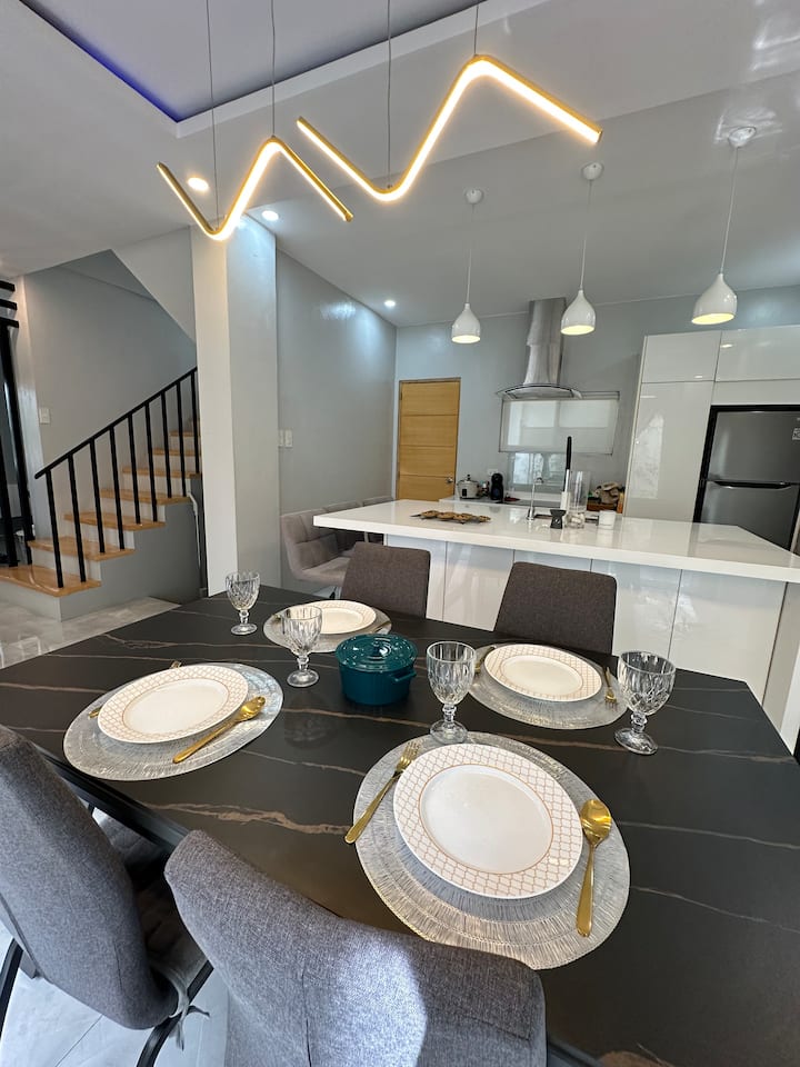 Modern Minimalist House With Overlooking View - Angono