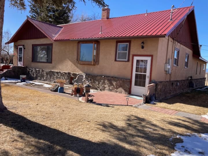 Spacious 4 Bedroom Home With Serene Views - Alamosa, CO