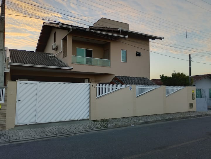 Sobrado Aconchegante E óTima Localização. - Navegantes