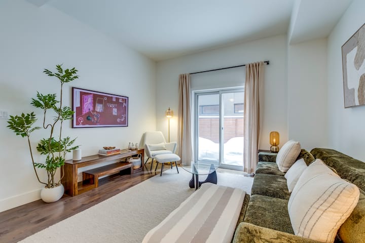 Modern Designer 3br Townhome • Work-friendly - Toronto