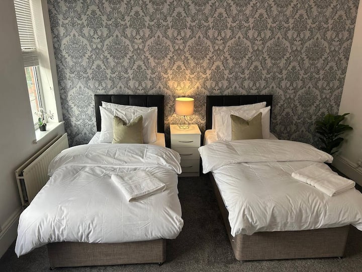 Ideal 7-bed Contractor Home | Long Stay + Discount - Derby, UK